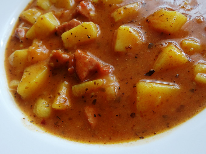 Rýchly zemiakový guláš (buřtguláš), ktorý uvaríte za 30 minút | Články ...